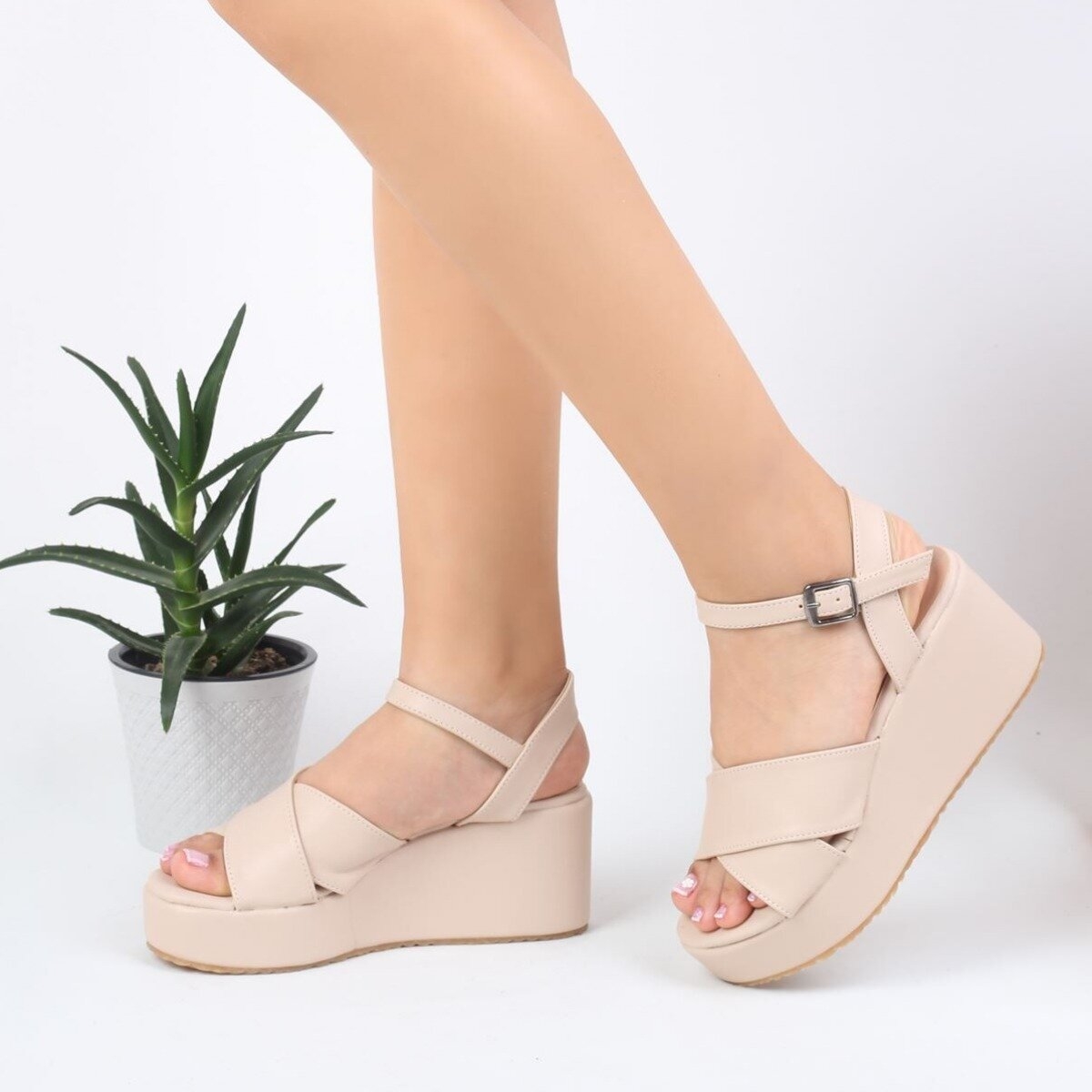 Flo - Platform Dolgu Topuklu Çapraz Bantlı Ten Kadın Sandalet - Yummy